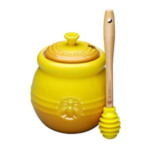 le creuset stoneware honey pot with silicone dipper, 16 oz., dijon