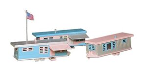 bachmann trains – plasticville u.s.a. buildings – classic kits – trailer park – 3 trailers & flag pole w/flag – o scale