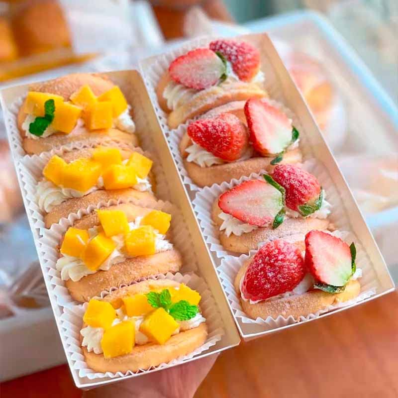 XIAOHONG 50 Pack Paper Charcuterie Boxes with Clear Lids, 7.5'' White Disposable Food Containers Sandwich Boxes Bakery Boxes for cake roll, Strawberries, Chocolate Covered Cookies, Hot Cocoa Bombs