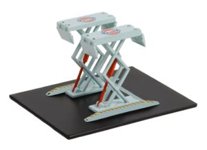 greenlight 16160-b auto body shop – automotive double scissor lifts series 1 – gulf oil 1/64 scale