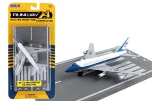 daron worldwide trading rw015 daron runway24 air force one boeing 747 diecast