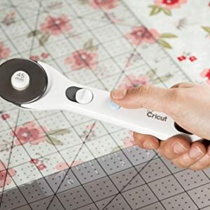 Cricut Rotary Cutter - Rotary Cutter for Fabric, Sewing and Quilting Projects - Compatible For Both Right- and Left-Handed Use - [45mm]