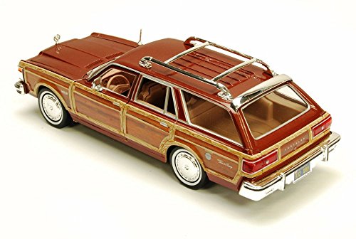 1979 Chrysler Lebaron Town & Country Wagon, Red with Woodie Siding Motormax 73331 - 1/24 Scale Diecast Model Car