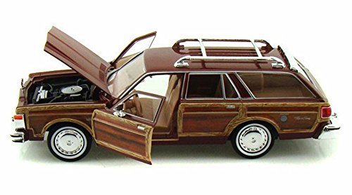 1979 Chrysler Lebaron Town & Country Wagon, Red with Woodie Siding Motormax 73331 - 1/24 Scale Diecast Model Car