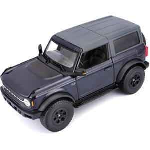 2021 ford bronco wildtrak dark blue metallic with dark gray top special edition 1/18 diecast model car by maisto 31456