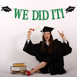 Green Glitter We Did It Banner, 2022 Congrats Grad Bunting Sign, High School Graduation / College Graduation Party Decorations Supplies