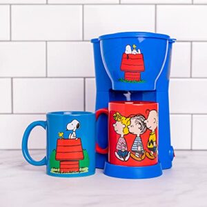 uncanny brands peanuts single cup coffee maker gift set with 2 mugs