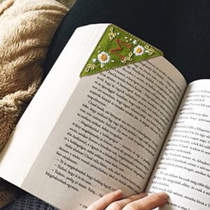 Personalized Hand Embroidered Corner Bookmark, 26 Letters Cute Flower Embroidered Corner Bookmark Embroidery Book Marker Clip for Book Lovers Bookmarks for Reading Lovers Meaningful Gift (Winter, B)