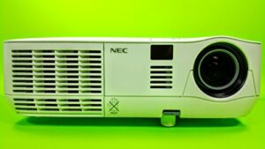 nec 2600-lumen high-brightness mobile projector (np-v260x)