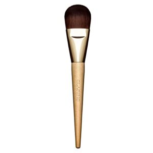 clarins flat foundation brush | quick, even application of cream and liquid formulas | streak-free results | ultra-soft synthetic fiber and sustainably sourced birch handle