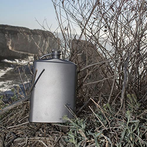 SILVERANT Titanium Hip Flask 248ml/8.73 fl oz, Ultralight Portable Leakproof Pocket Flask Flagon With Screw Cap Clip, Drawstring Cloth Case & Pouring Funnel