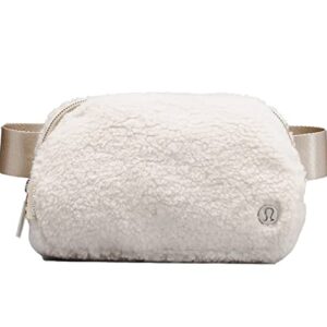 lululemon athletica everywhere fleece belt bag (light ivory)