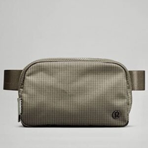 LULULEMON Everywhere Belt Bag 1 Litre (Carob Brown/Black)