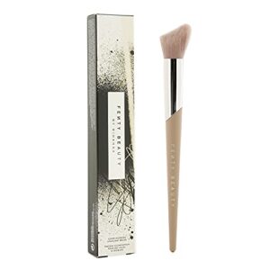 FENTY BEAUTY BY RIHANNA Cheek-Hugging Highlight Brush