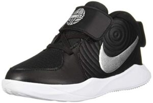 nike baby team hustle d 9 (td) sneaker, black/metallic silver-wolf grey, 7c regular us toddler