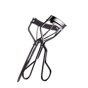 shiseido eyelash curler – crimps & curls lashes for perfect, eye-framing fringe – gentle & safe – includes replacement pad