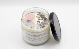 lavander aromatherapy candle with amethyst and rose quartz + soy wax + scented oil + cinnamon decoration + quartz + healing crystal +12 oz. la casa de alejandra