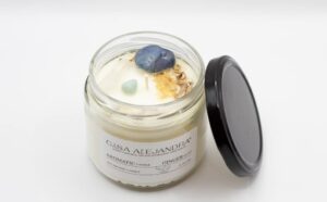 ginger aromatherapy candle with blue quartz, white and amazonite + healing crystal+ soy wax + scented oil + botanical decoration + quartz 12 oz. la casa de alejandra