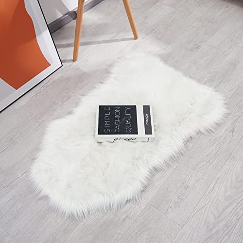 Vocrite White Faux Fur Rug, Fluffy Sheepskin Rug, 2x3 Feet Small Soft Area Rug, Shag Fuzzy Machine Washable Rug for Bedroom, Living Room, Throw Rugs for Kids Room, Classroom, Dorm