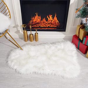 Vocrite White Faux Fur Rug, Fluffy Sheepskin Rug, 2x3 Feet Small Soft Area Rug, Shag Fuzzy Machine Washable Rug for Bedroom, Living Room, Throw Rugs for Kids Room, Classroom, Dorm