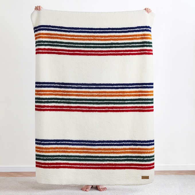 Pendleton Sherpa Fleece Throw (Pine Island Ivory)