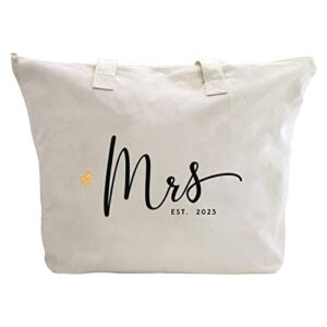 CARAKNOTS Future Mrs 2023 Bride Tote Bag Wedding Bachelorette Bridal Shower Gifts Canvas Large Travel Shoulder Bag with Interior Pocket