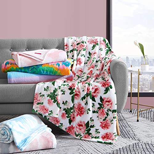 Betsey Johnson Home | Plush Collection | Throw - Ultra-Soft & Cozy Fleece, Lightweight & Luxuriously Warm, Perfect for Bed or Couch, Tie Dye Love