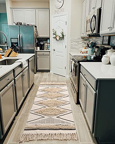 LEEVAN Boho Runner Rug 2.3'x5.3 Tufted Geometric Farmhouse Hallway Rugs with Tassels Washable Woven Tribal Diamond Throw Accent Rug Doormat for Kitchen Sink/Living Room/Bedroom