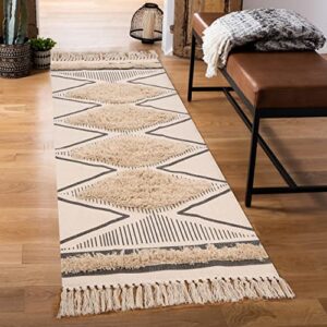 LEEVAN Boho Runner Rug 2.3'x5.3 Tufted Geometric Farmhouse Hallway Rugs with Tassels Washable Woven Tribal Diamond Throw Accent Rug Doormat for Kitchen Sink/Living Room/Bedroom