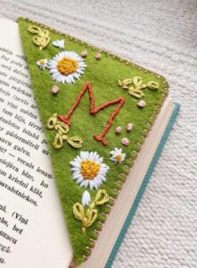 hyoiio corner bookmark, personalized hand embroidered corner bookmark, hand stitched felt corner letter bookmark, felt triangle bookmark, cute flower letter embroidery bookmarks for book lovers(m)