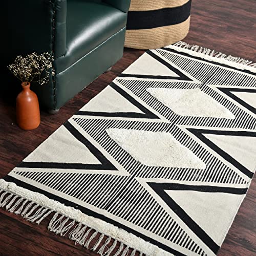 HOMEMONDE Boho Tufted Small Area Rug Washable 2x3 ft Cotton Geometric Woven Farmhouse Shaggy Throw Area Rug with Tassels for Entryway, Doormat, Kitchen Home Decor