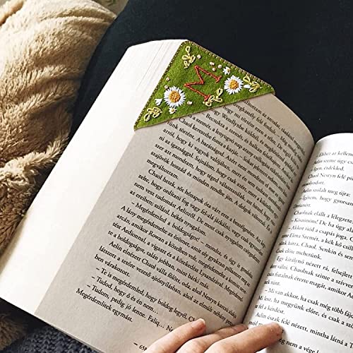 Personalized Hand Embroidered Corner Bookmark, 26 Letters Cute Flower Embroidered Corner Bookmark Embroidery Book Marker Clip for Book Lovers Bookmarks for Reading Lovers Meaningful Gift (Summer, M)