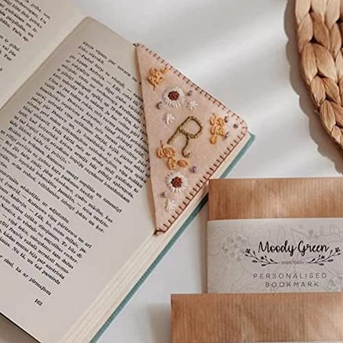 Personalized Hand Embroidered Corner Bookmark, 26 Letters Cute Flower Embroidered Corner Bookmark Embroidery Book Marker Clip for Book Lovers Bookmarks for Reading Lovers Meaningful Gift (Summer, M)