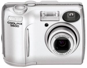 nikon coolpix 5600 5mp digital camera with 3x optical zoom