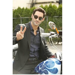 tom ellis 8 inch x 10 inch photograph lucifer (tv series 2015 – ) flashing peace sign on motorcycle kn