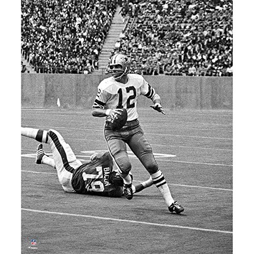 Dallas Cowboys Roger Staubach Out Of The Pocket Black & White 8x10 Photo, Picture.