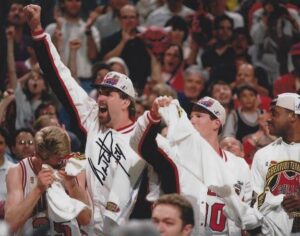 autographed bill wennington 8×10 chicago bulls photo