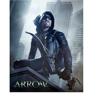 stephen amell 8 inch x 10 inch photograph arrow (tv series 2012 – ) crouching on rooftop title poster kn