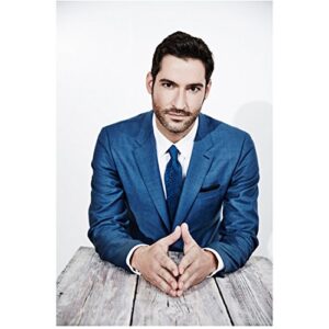 tom ellis 8 inch x 10 inch photograph lucifer (tv series 2015 – ) leaning forward at wooden table kn