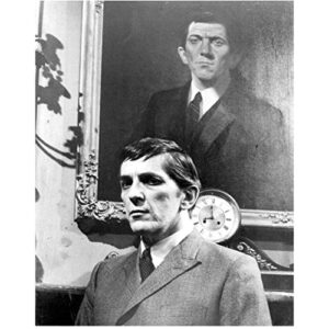 dark shadows (tv series ’66-’71) 8×10 photo b&w jonathan frid below portrait kn