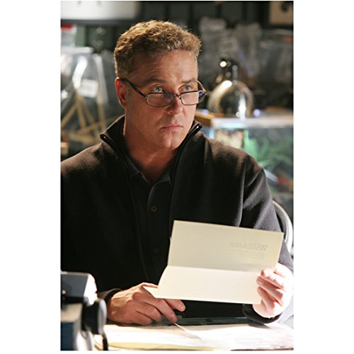 CSI: Crime Scene Investigation William Petersen as Gil Grissom Holding Letter 8 x 10 inch photo