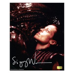 sigourney weaver autographed 8×10 alien: resurrection lair close up photo