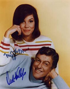 dick van dyke & mary tyler moore signed 8×10 photo