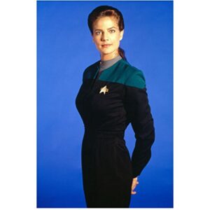 terry farrell 8 inch x 10 inch photograph star trek: deep space nine becker hellraiser iii: hell on earth in uniform w/blue background kn