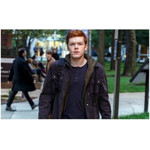 shameless cameron monaghan as ian gallagher walking on 8 x 10 inch photo