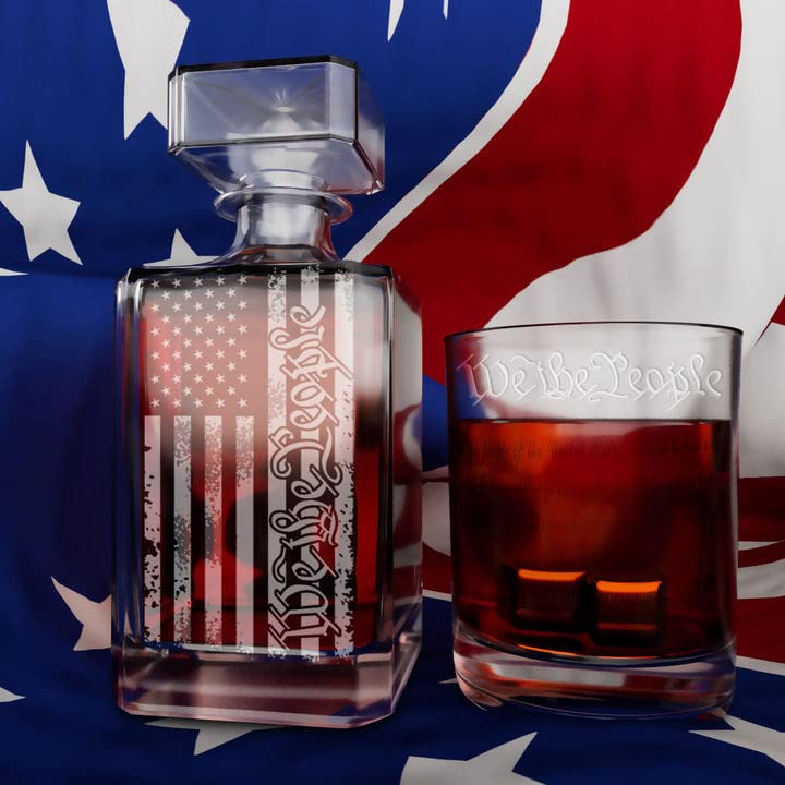 YJGS Whiskey Decanter Engraved We The People American Flag Decanter Set with 2 Glasses for Liquor Scotch Bourbon or Wine, Father's Day Patriotic Gift