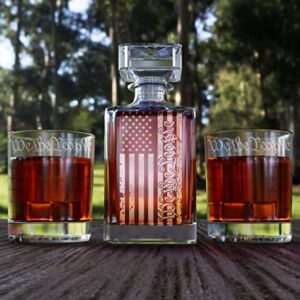 YJGS Whiskey Decanter Engraved We The People American Flag Decanter Set with 2 Glasses for Liquor Scotch Bourbon or Wine, Father's Day Patriotic Gift