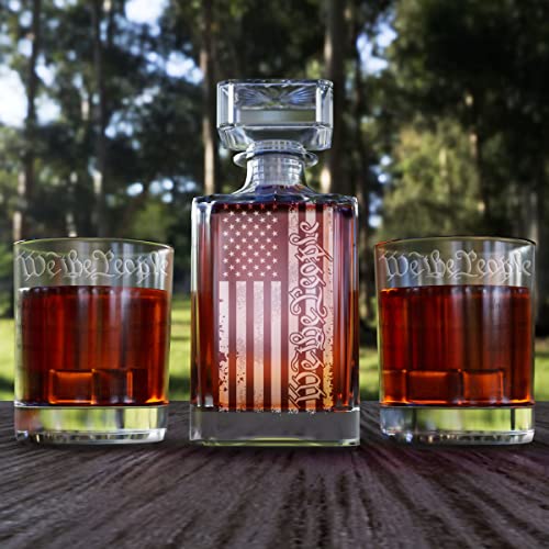 YJGS Whiskey Decanter Engraved We The People American Flag Decanter Set with 2 Glasses for Liquor Scotch Bourbon or Wine, Father's Day Patriotic Gift