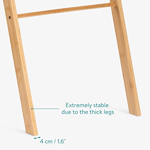 Navaris Bamboo Towel Ladder - Wood Rack for Towels, Clothes, Blankets - Wall Leaning Wooden Rack for Bathroom, Bedroom - 4-Tier Towel Holder Stand