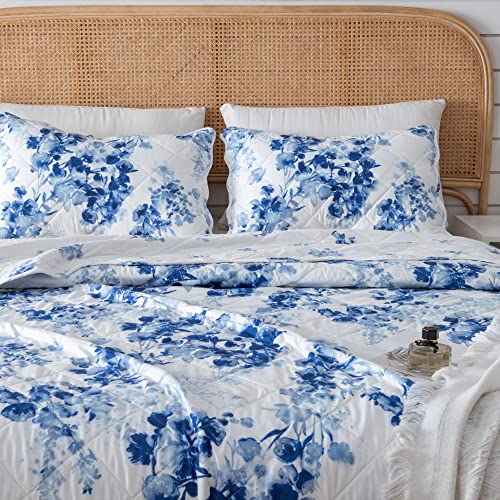 Great Bay Home Bedding Set, 3 Piece Reversible Lightweight Quilt Comforter with 2 Shams, All-Season, Modern, Flower Bedspreads, Blue Floral Coverlet Sets, Jacqueline Quilts Collection, Full/Queen